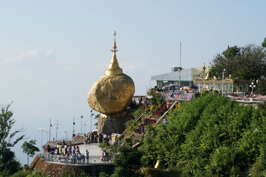 Mont Kyaiktiyo et son rocher d'or (Golden Rock) au Myanmar
