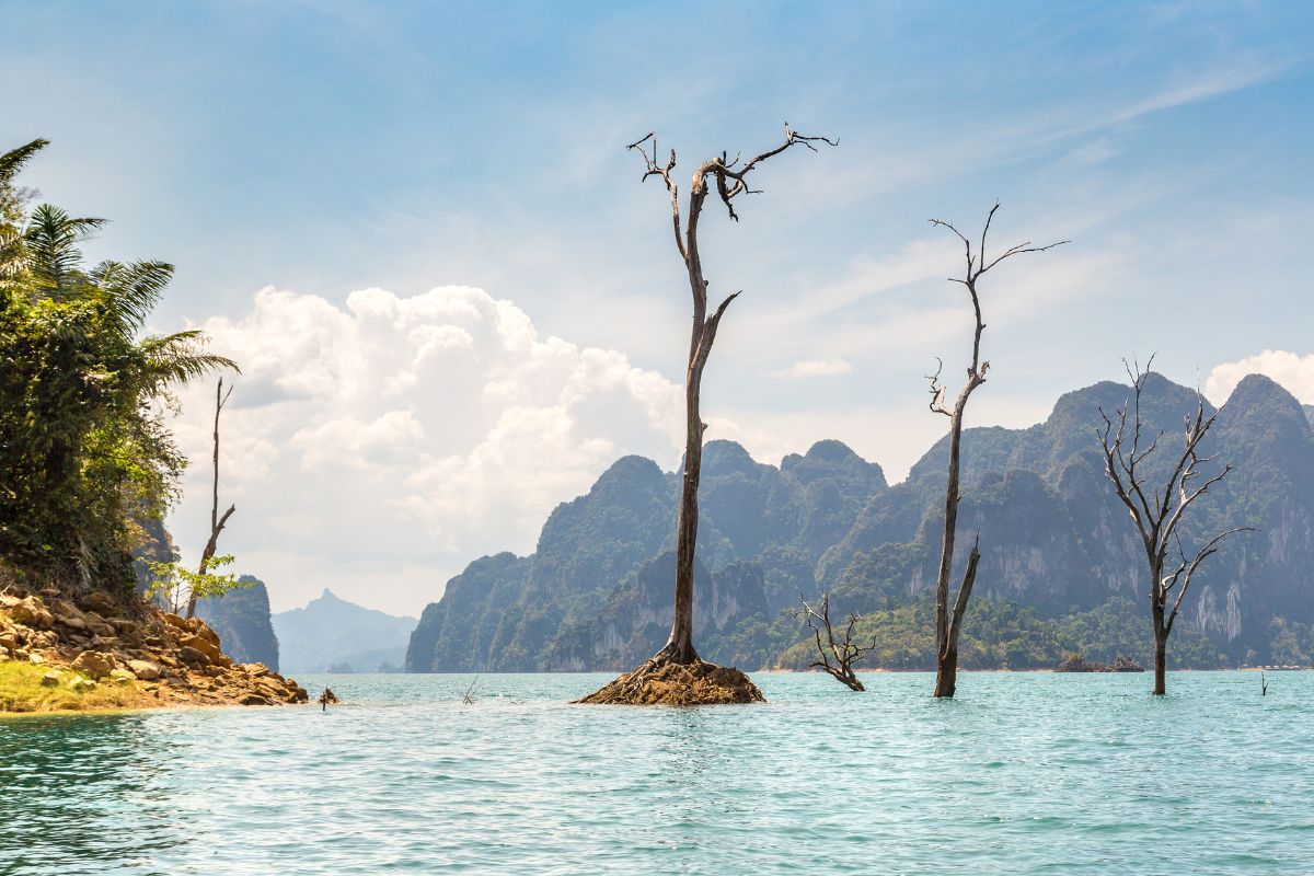 Le lac Cheow Lan en Thaïlande : guide complet et astuces